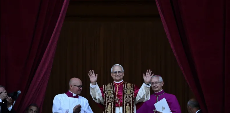 León XIV lanza un “llamado a la paz” en su primera aparición como Papa - El Informador